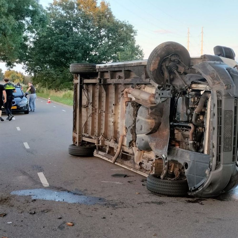 Bus op z'n kant • brand in Borculo - Omroep Gelderland