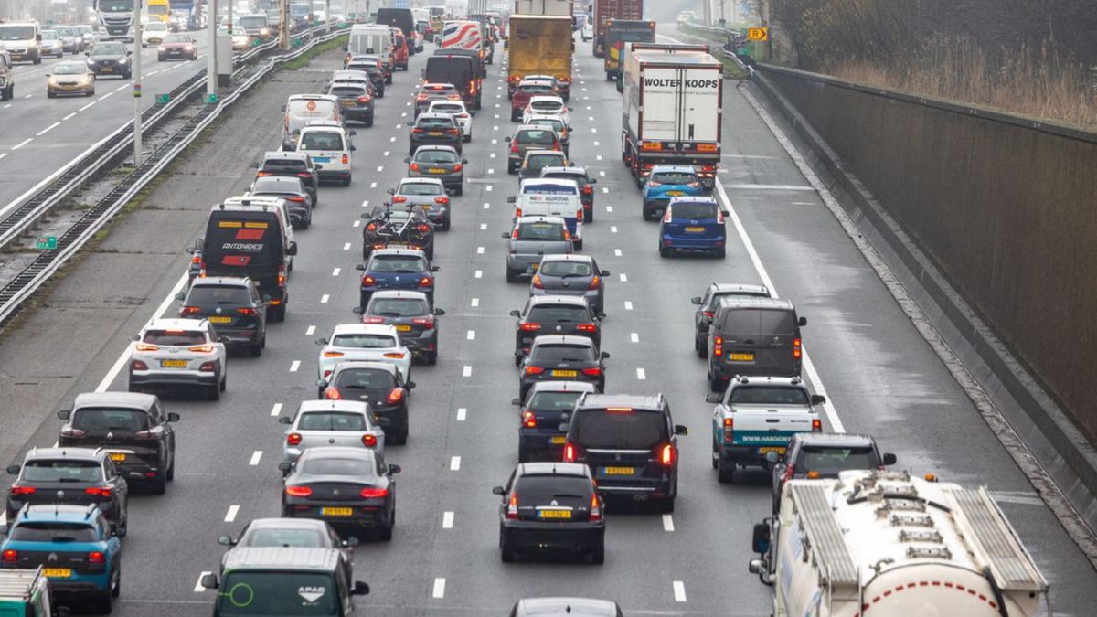 Flinke files door afgesloten snelwegen rond Rotterdam - Rijnmond