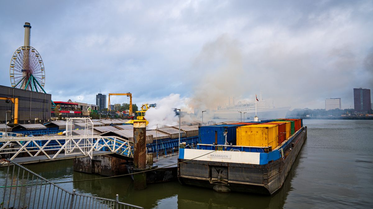 Veel rook bij brand in bak met huisvuil | Weinig over van camper na ...