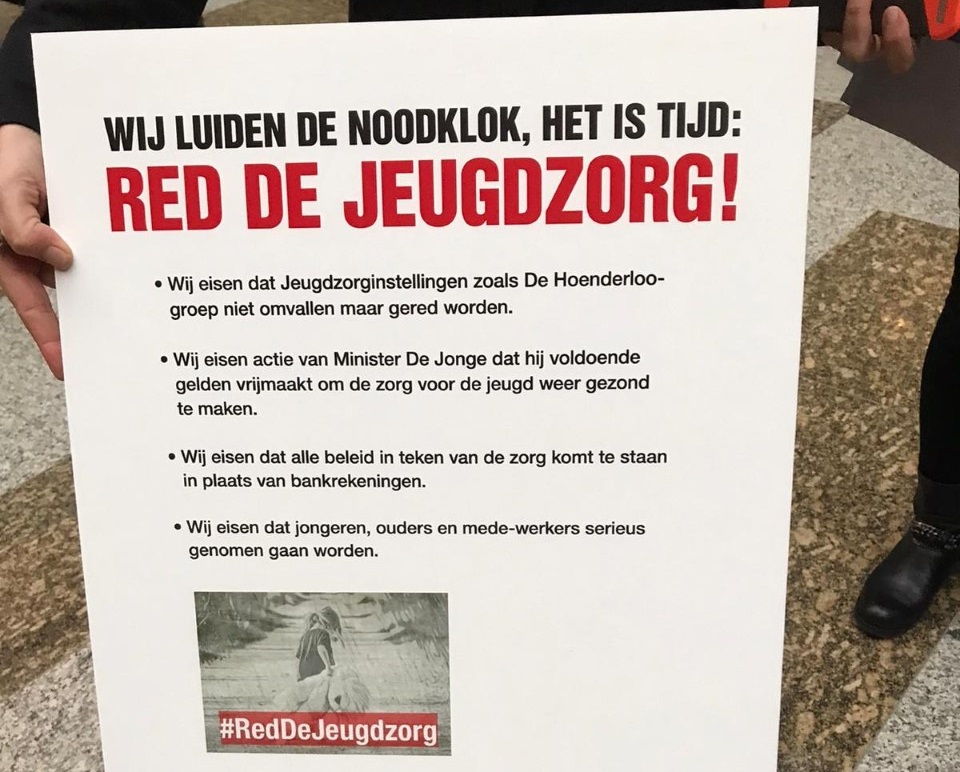 Medewerkers Hoenderloo Groep bieden handtekeningen aan in Den Haag ...