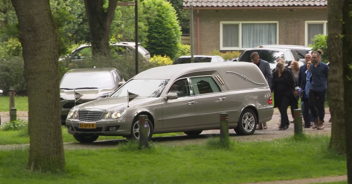 Familie en vrienden nemen afscheid van textielbaron Henk ten Hoor - RTV ...