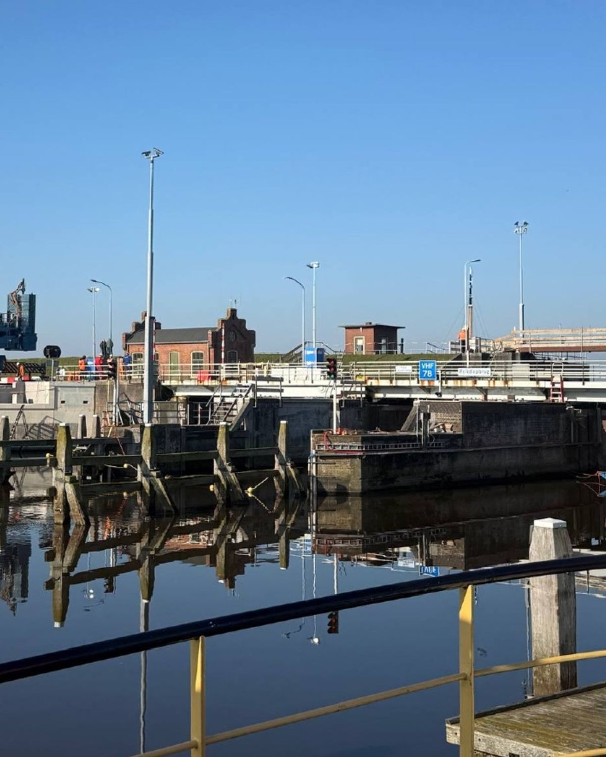 Nieuwe fietsbrug Zoutkamp ingehesen: ‘We hebben echt wel pittige ...