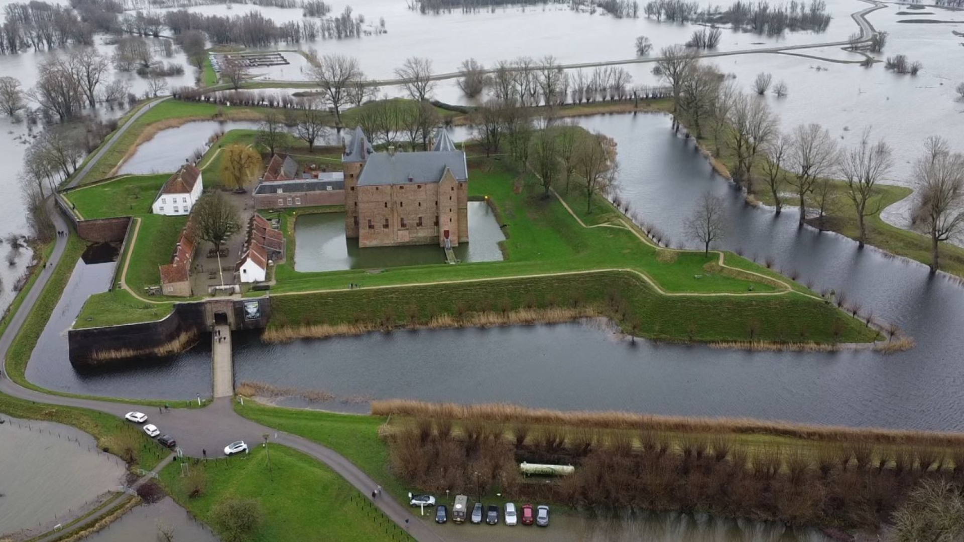 Slot op slot vanwege hoogwater: 'Wordt te gevaarlijk' - Omroep Gelderland