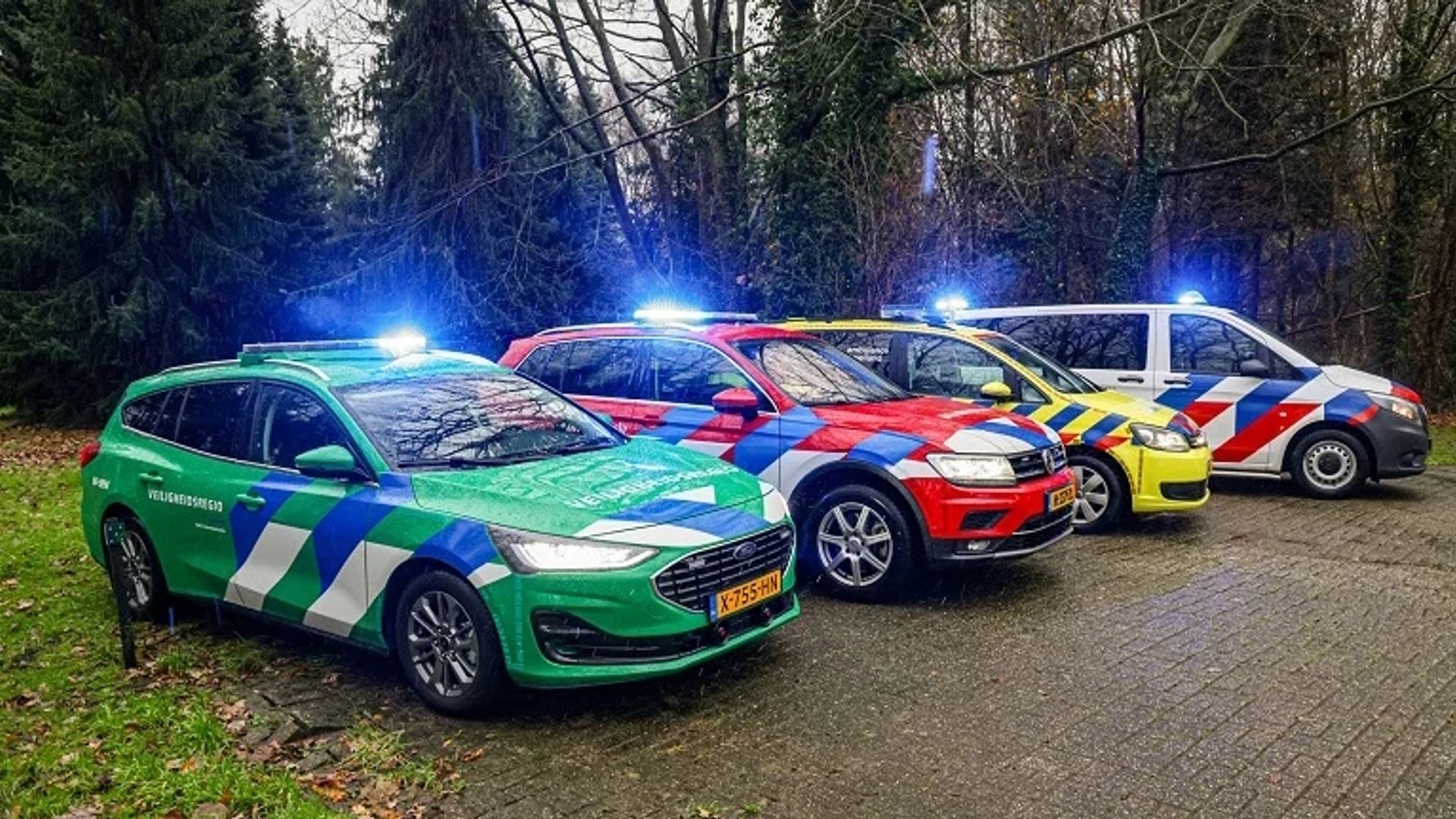 Na rode, witte en gele nu ook groene auto's met zwaailichten de weg op ...