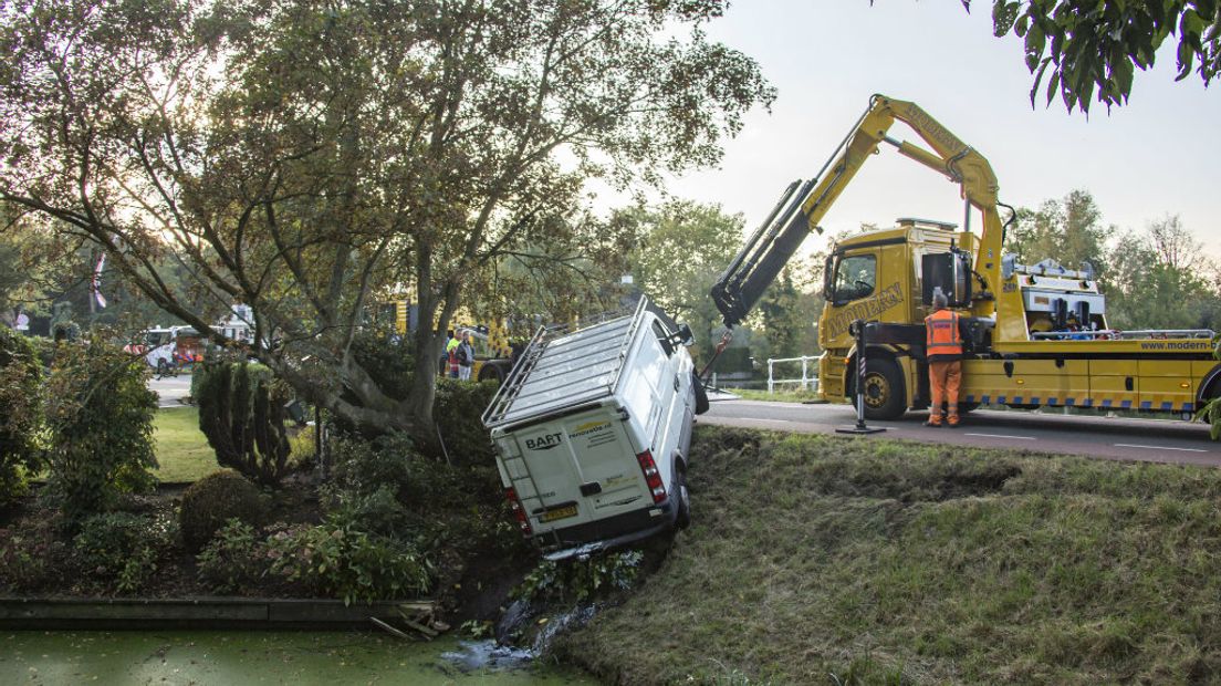 Busje met verf belandt bijna in sloot - RTV Utrecht