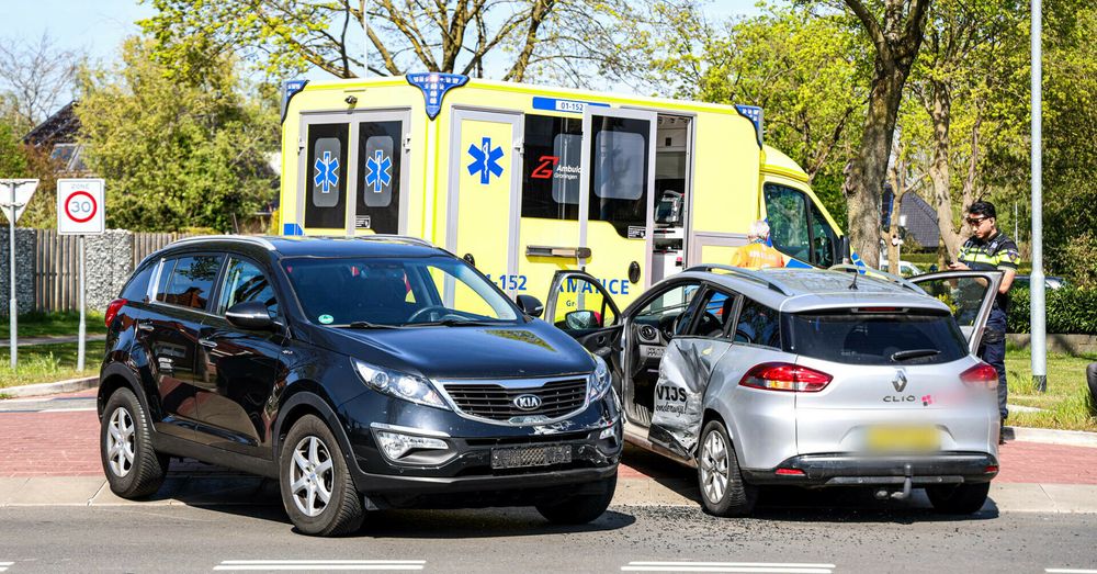 Auto's botsen op elkaar op kruispunt in Emmen - RTV Drenthe