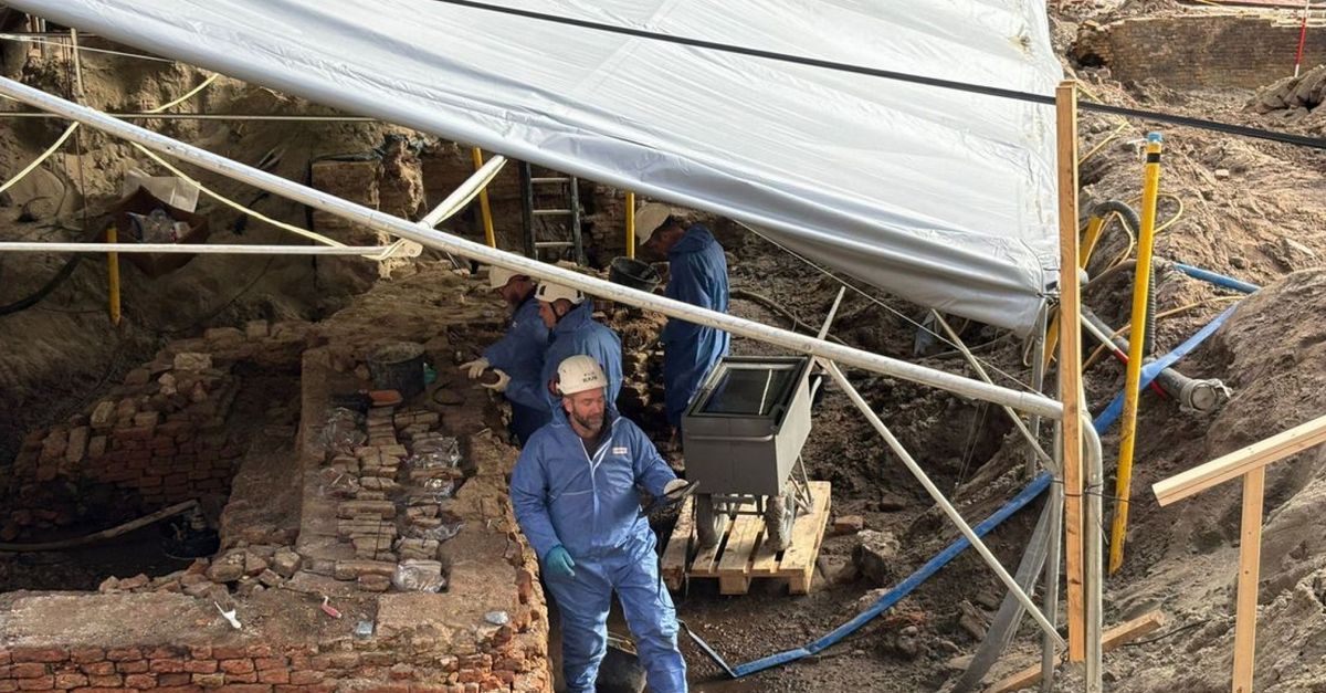 Archeologen graven eeuwenoude stadspoort uit bij renovatie Binnenhof ...