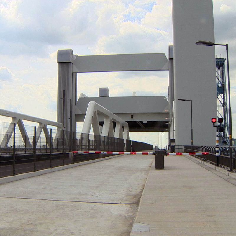 Vogels en storm legden nieuwe Botlekbrug stil - Rijnmond