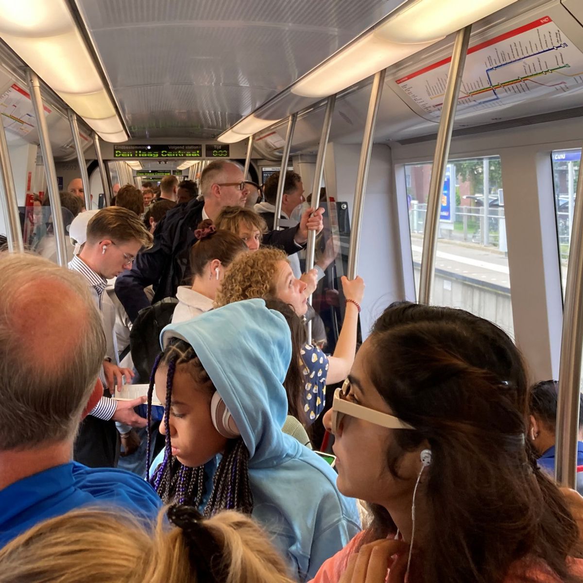 Werkzaamheden aan spoor en vakantiedienstregeling zorgen voor propvolle metro's: 'Niet normaal ...