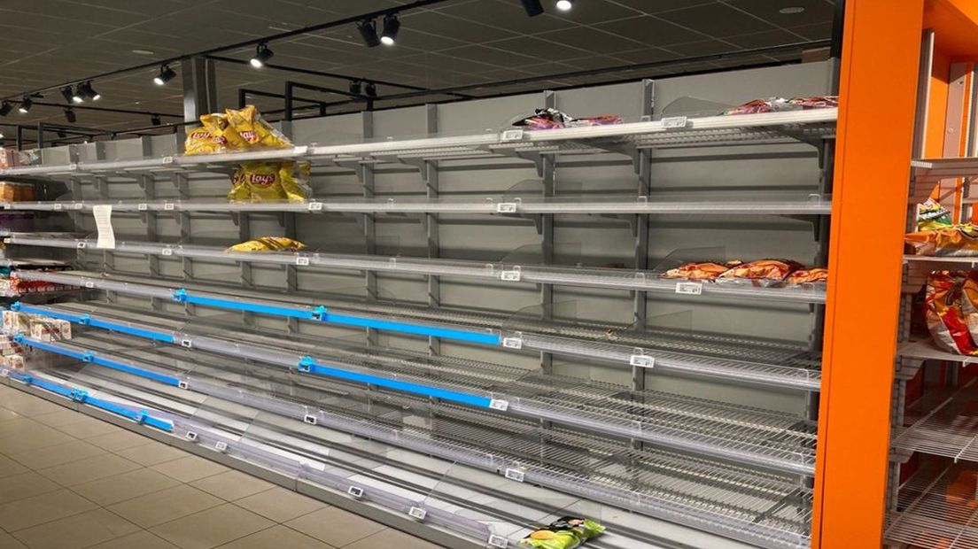Lege schappen bij Albert Heijn: 'Ik ga wel naar de Lidl' - Omroep ...
