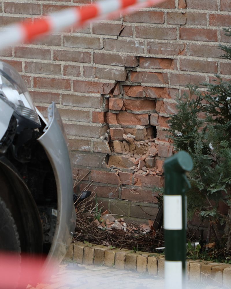 Automobilist rijdt tegen huis aan: bakstenen op grond, scheuren in muur ...
