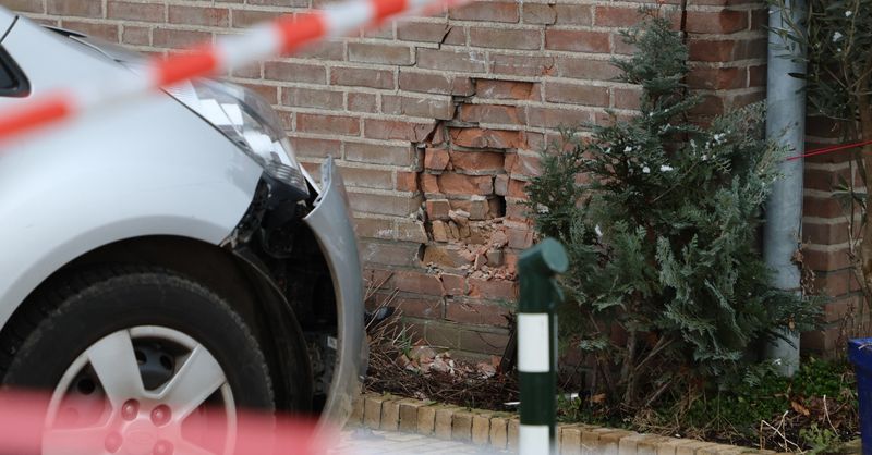 Automobilist rijdt tegen huis aan: bakstenen op grond, scheuren in muur ...