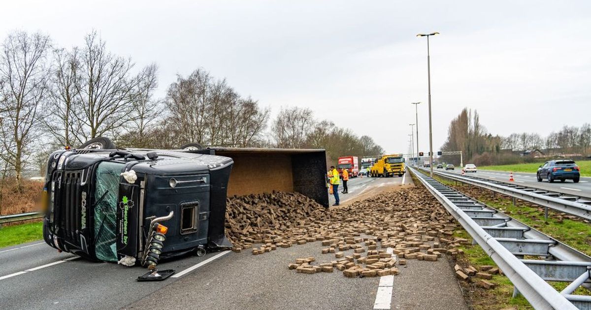 Snelweg bij Barneveld weer vrij na ongeval met vrachtwagen vol stenen - Omroep Gelderland