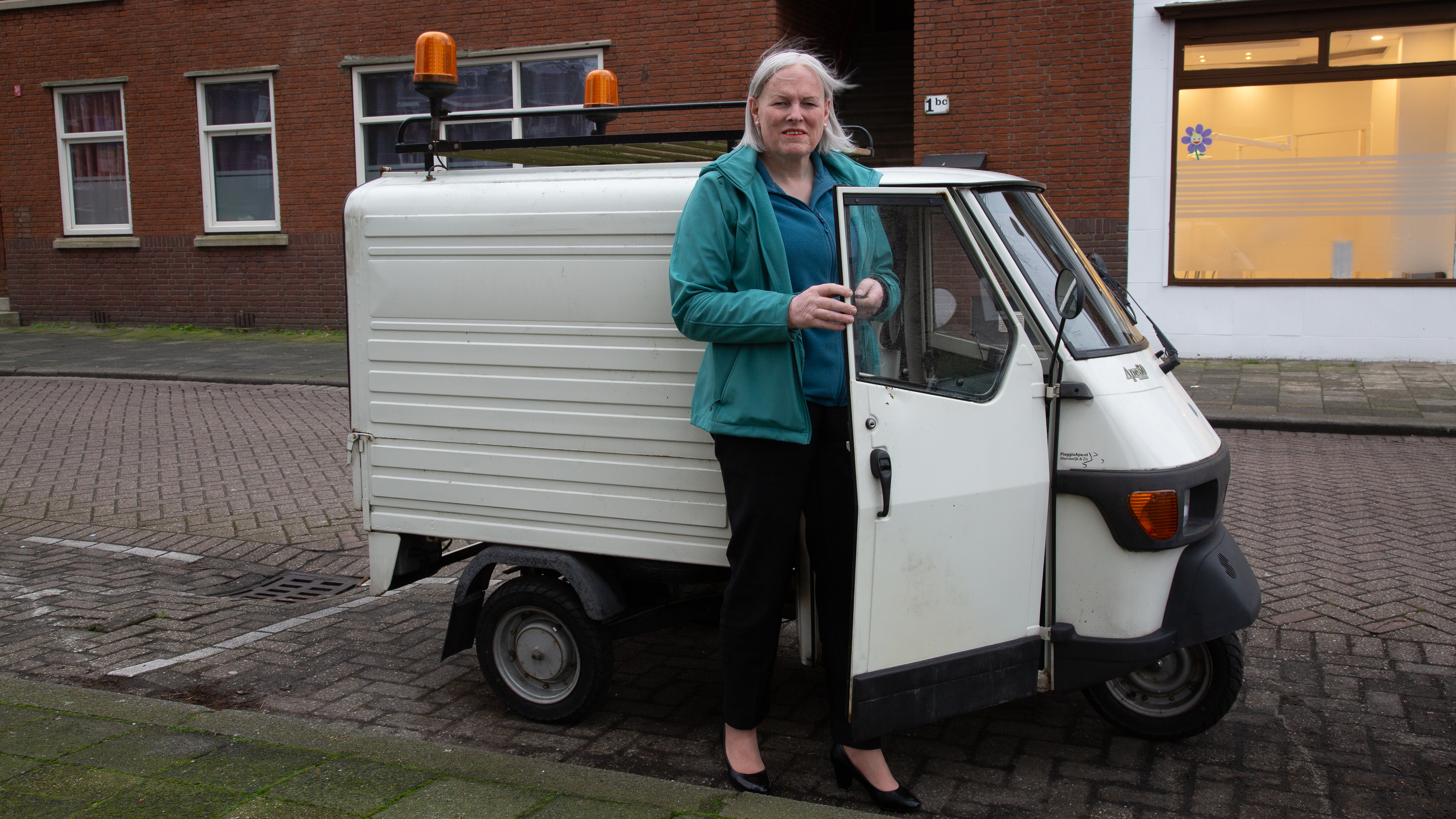 Cisca ziet haar brommobiel in vlammen opgaan: 'Het is m'n enige ...