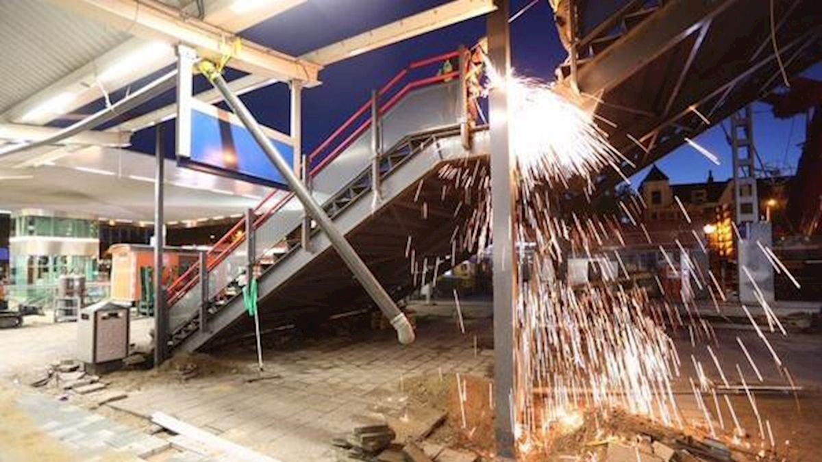 Tijdelijke loopbrug op station Zwolle wordt vandaag verwijderd ...