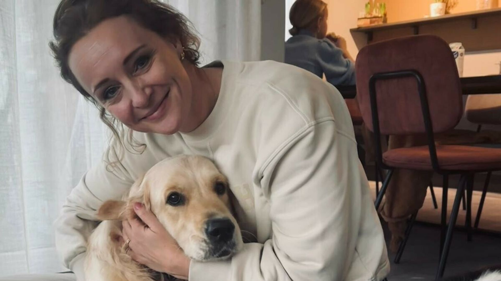 Hond Sammy schrikt van vuurwerk en verdwijnt, Geke en haar gezin dagen ...