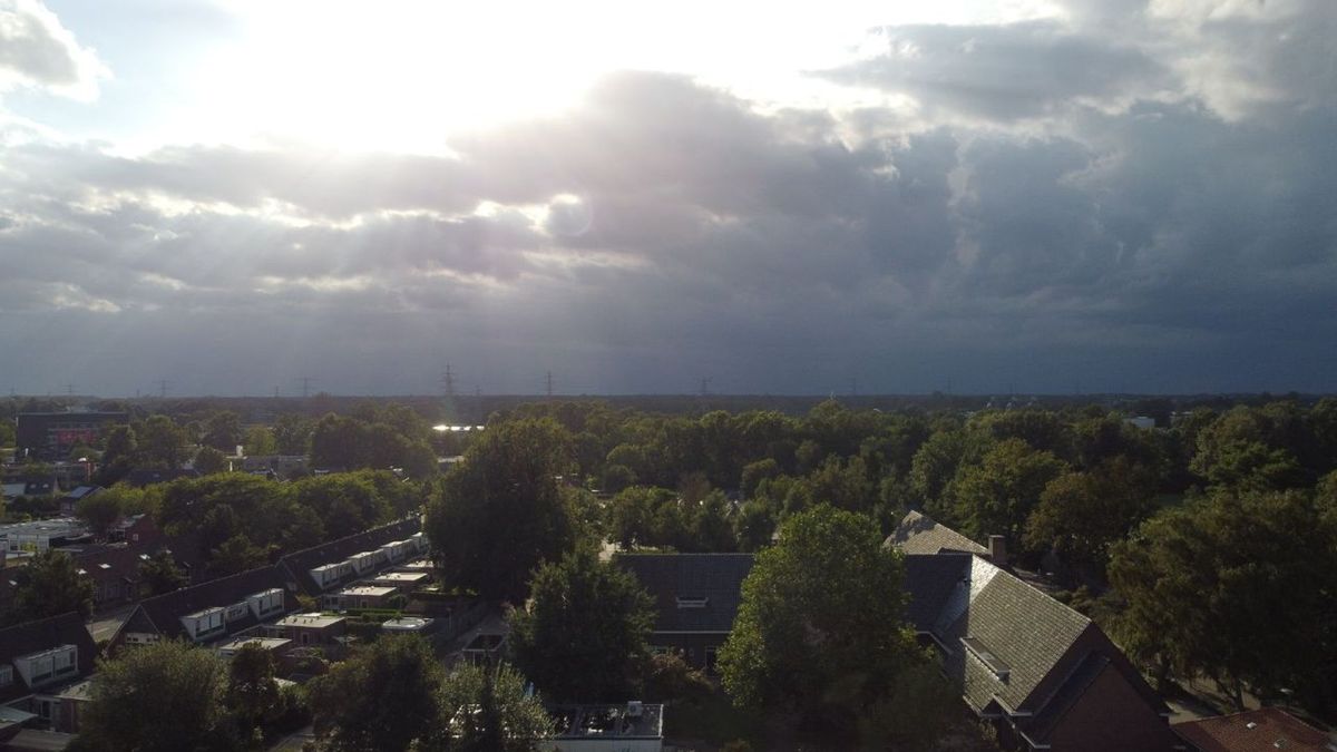 KNMI geeft code geel voor Overijssel: zondag onstuimig weer verwacht - Oost