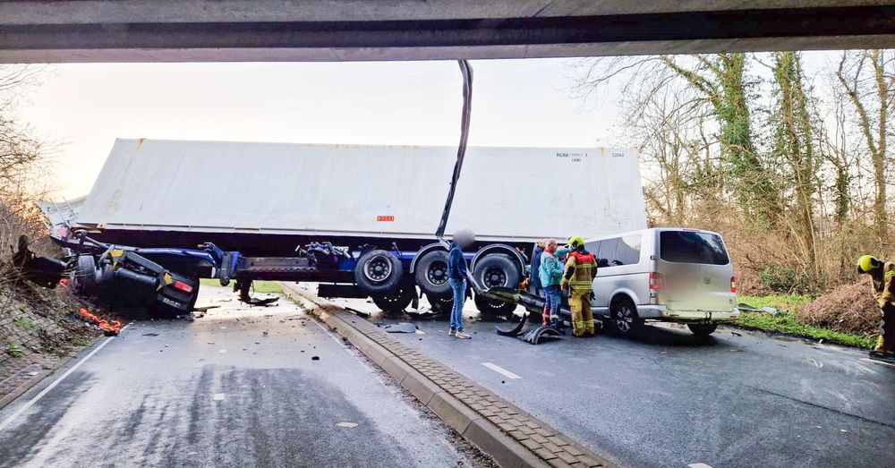 Vrachtwagen rijdt bij Gorkum van A15 af en plet bestelbus - Rijnmond