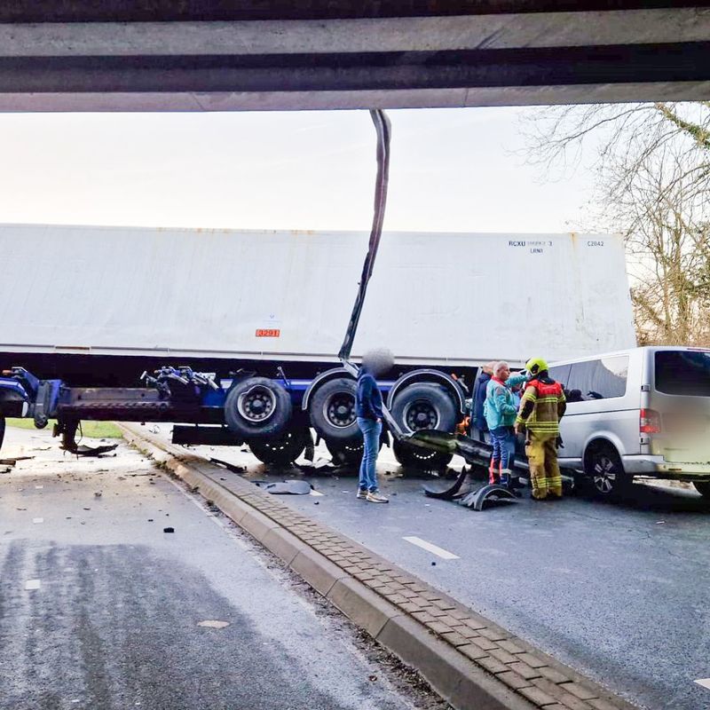 Vrachtwagen rijdt bij Gorkum van A15 af en plet bestelbus - Rijnmond