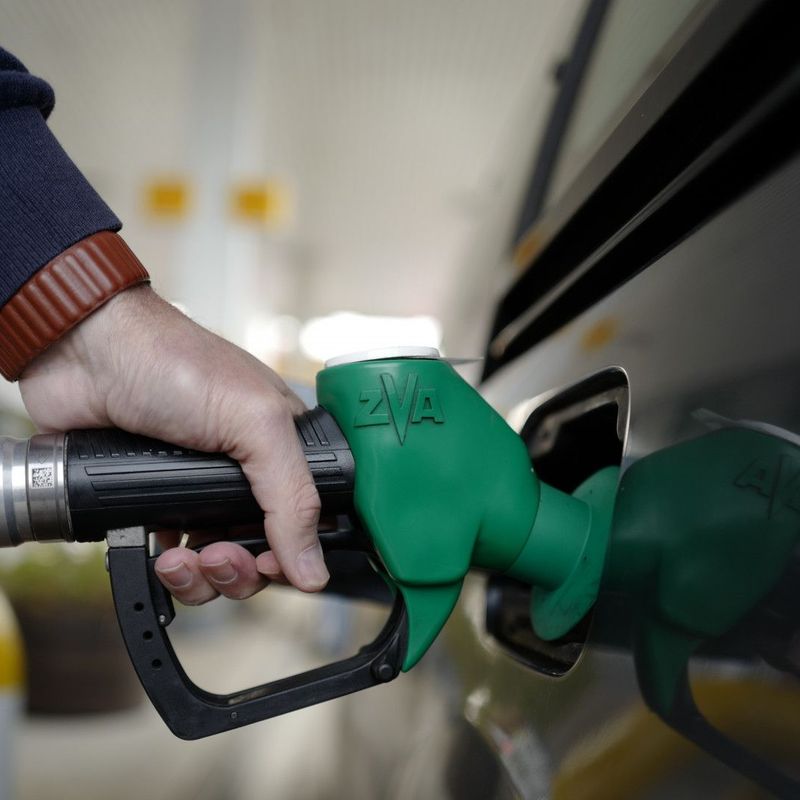 Pompbediende meters meegesleurd door benzinedief - Omroep West