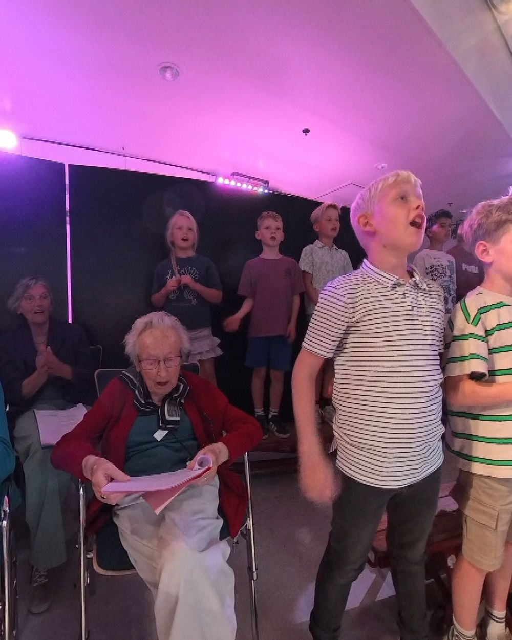 Oude melodieën, nieuwe woorden: jong en oud brengen 'olle laidjes ...