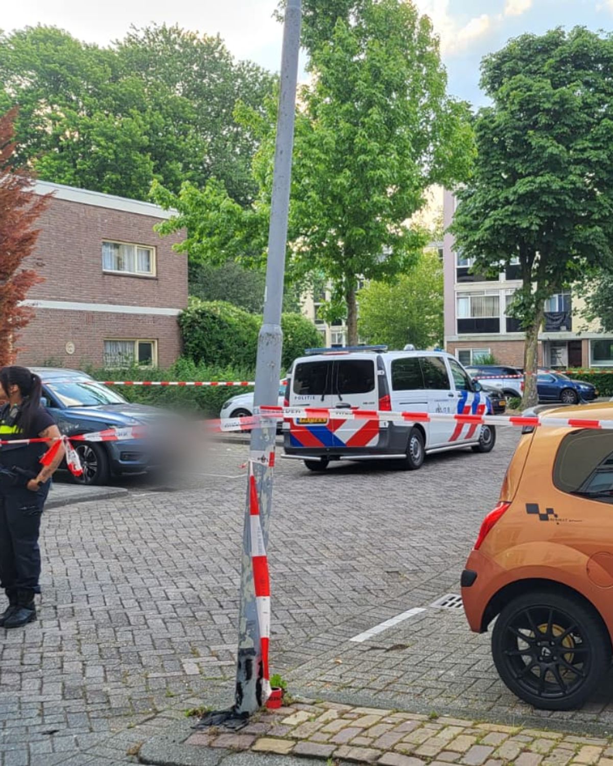 Inbreker valt politie aan met schaar, agenten schieten gericht - Rijnmond