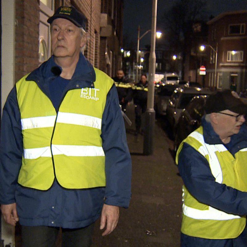 Gewapend met zaklamp en zintuigen trekt buurtwacht Simon de wijk in ...