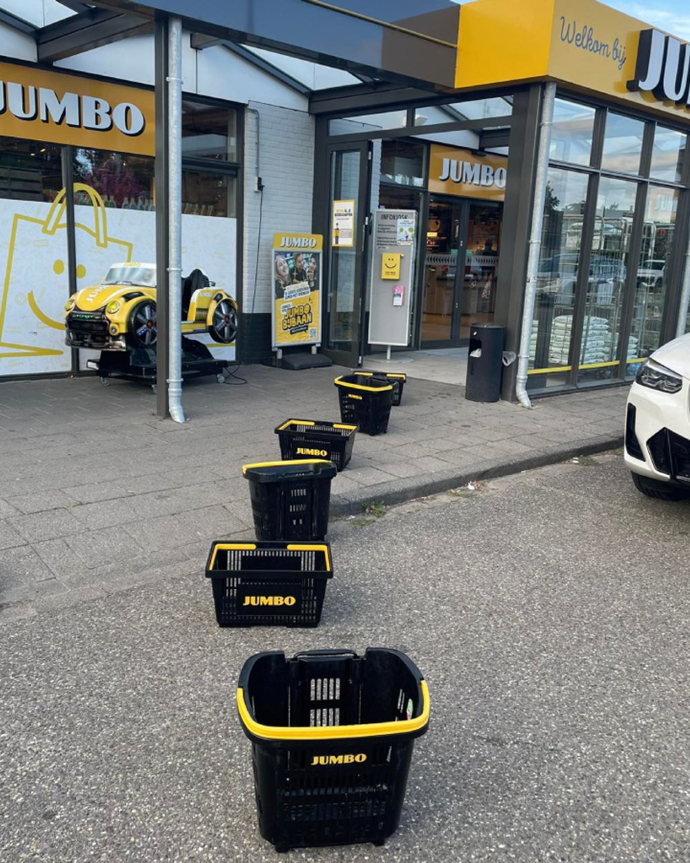 Winkelmandjes massaal meegenomen, supermarkt mist nu de helft: 'Een ...