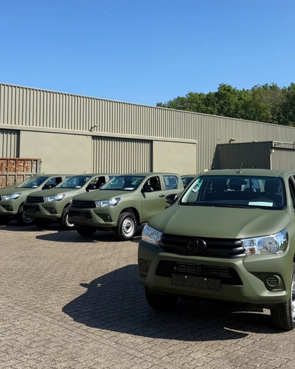 Tientallen Nederlandse pick-uptrucks vanuit Almelo per spoor naar ...