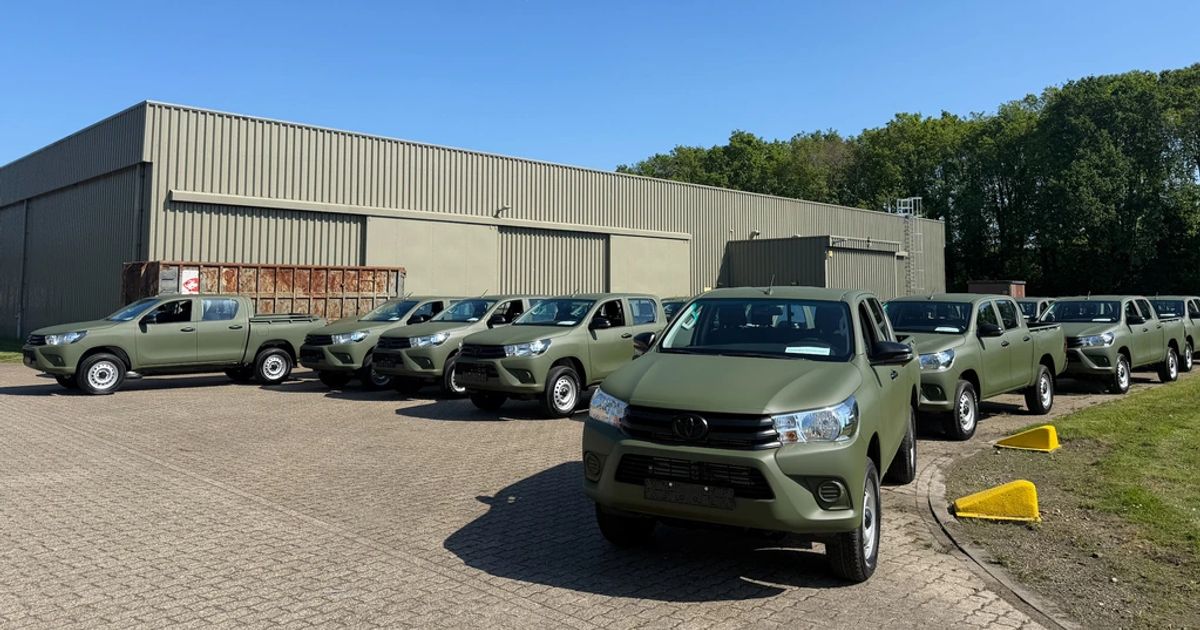 Tientallen Nederlandse pick-uptrucks vanuit Almelo per spoor naar ...