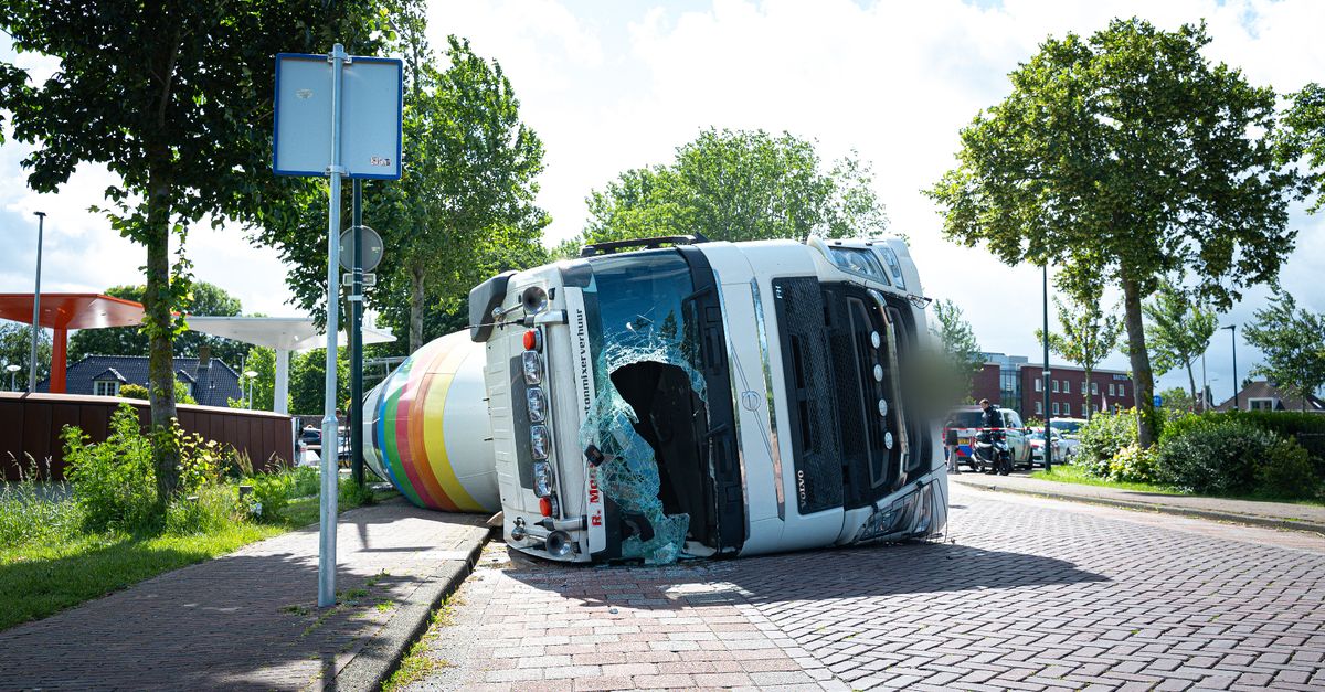 Betonwagen kantelt en beton belandt in sloot, omstanders bevrijden ...