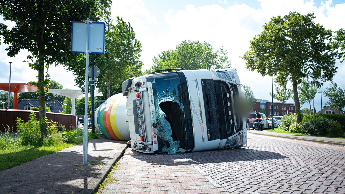 Betonwagen kantelt en beton belandt in sloot, omstanders bevrijden ...