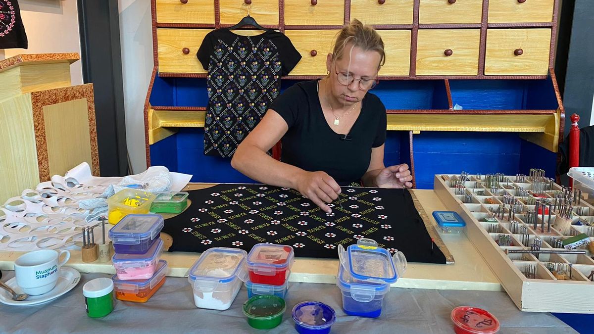 Stip is hip; Staphorster museum houdt stipwerk van klederdracht in ...