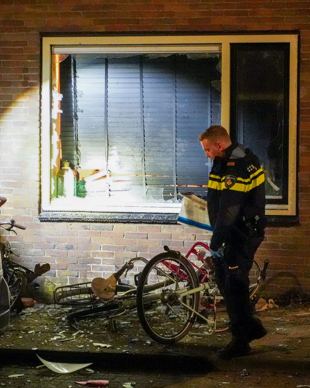Glas en fietsen door explosieve klap de stoep op geblazen - Rijnmond