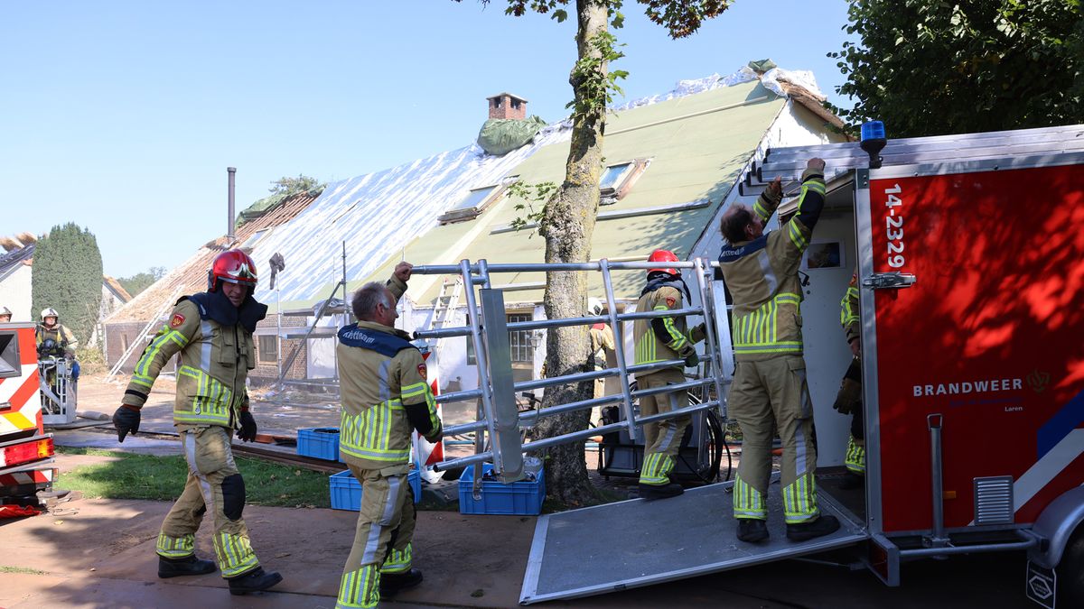 'Lastig te blussen' brand in woonboerderij Maartensdijk - RTV Utrecht