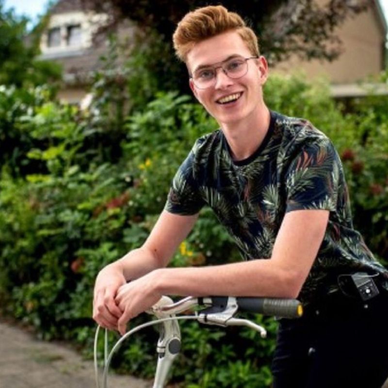 Sam Mebius biedt petitie tegen bezuiniging op medicijnen aan in Den ...