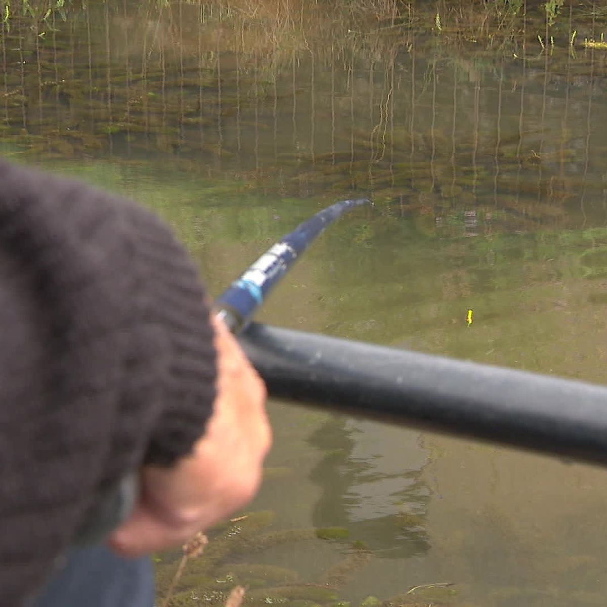Gevangen door de hengel: Langs de waterkant vindt Louis rust - RTV Drenthe