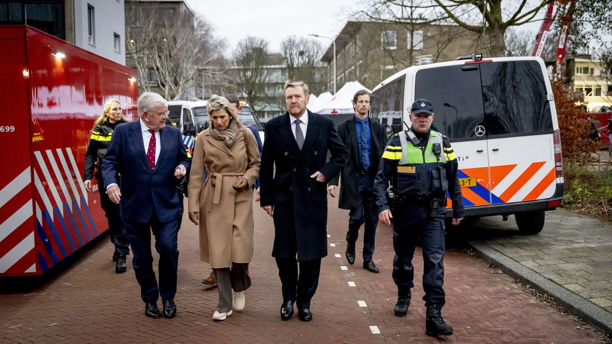 Koningspaar 'in shock' na bezoek aan rampplek Tarwekamp: 'Ik sta te ...