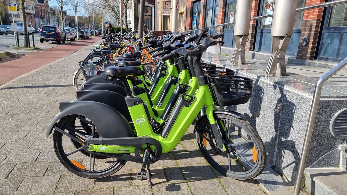 Gifgroene deelfietsen van Go Sharing zijn terug in Stad - RTV Noord