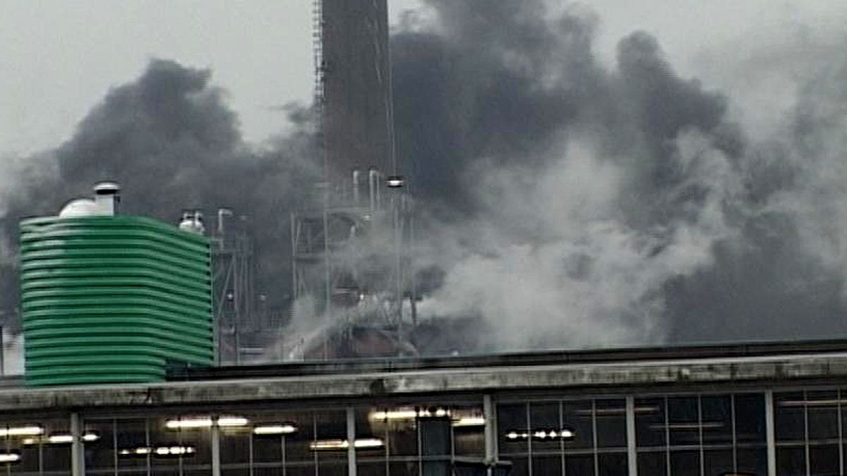 Grote brand bij Shell Pernis onder controle - Rijnmond