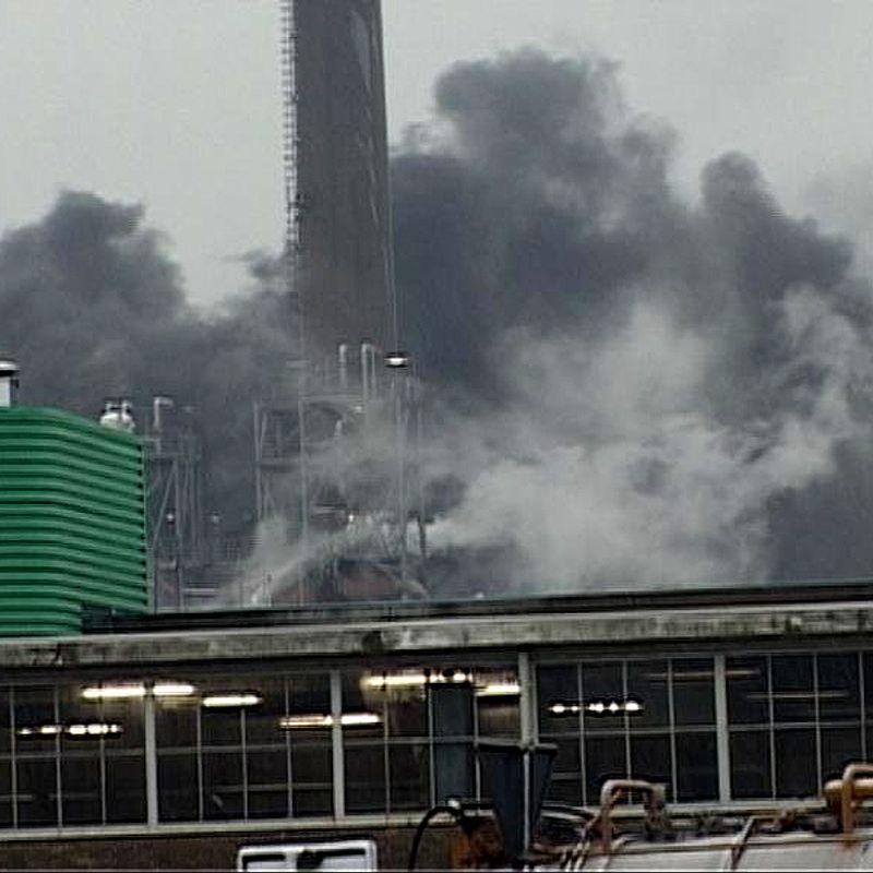 Grote brand bij Shell Pernis onder controle - Rijnmond