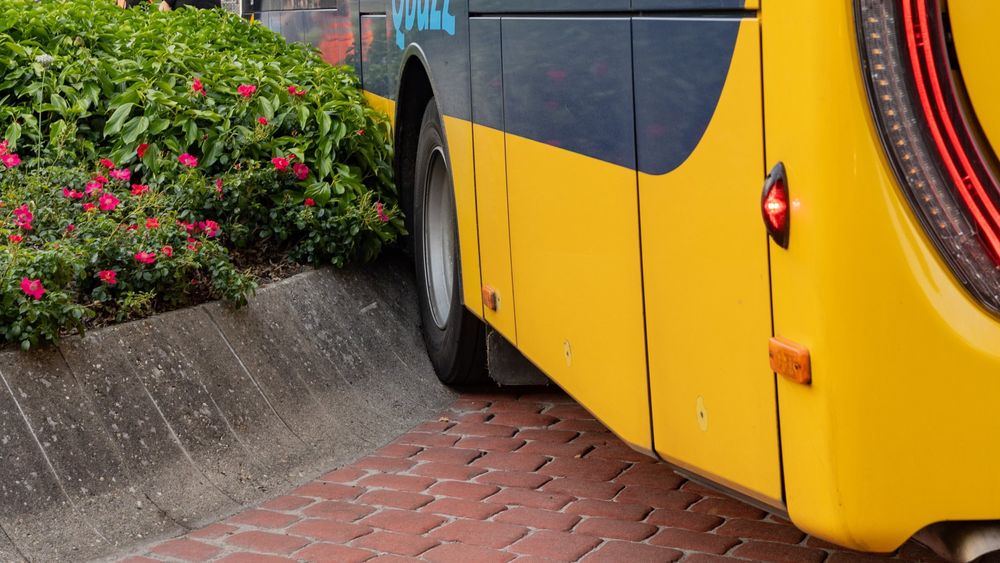 Bus rijdt zichzelf vast op rotonde in Wolvega - Omrop Fryslân
