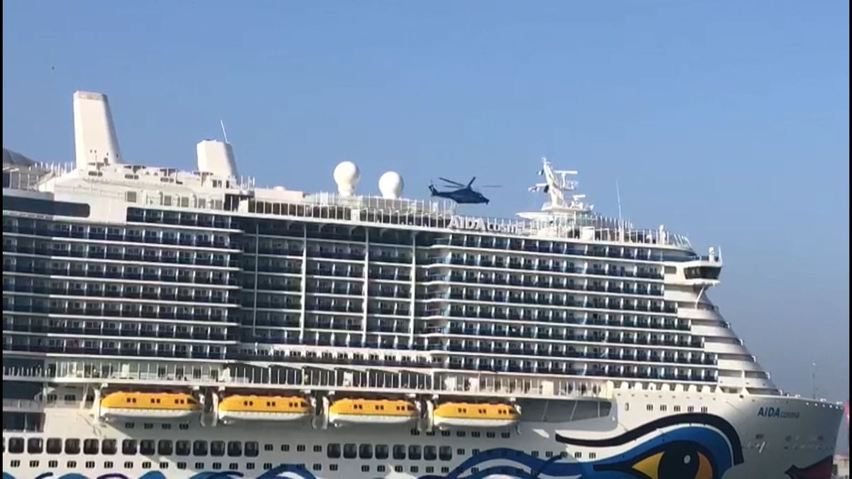Politiehelikopter landt op cruiseschip Aida Cosma - Rijnmond