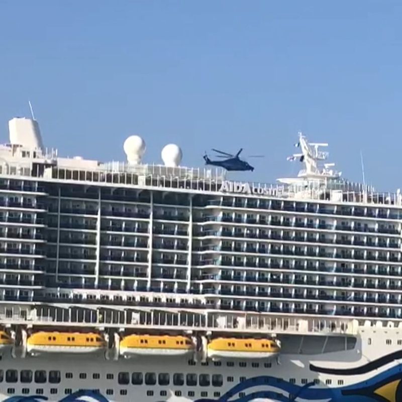 Politiehelikopter landt op cruiseschip Aida Cosma - Rijnmond
