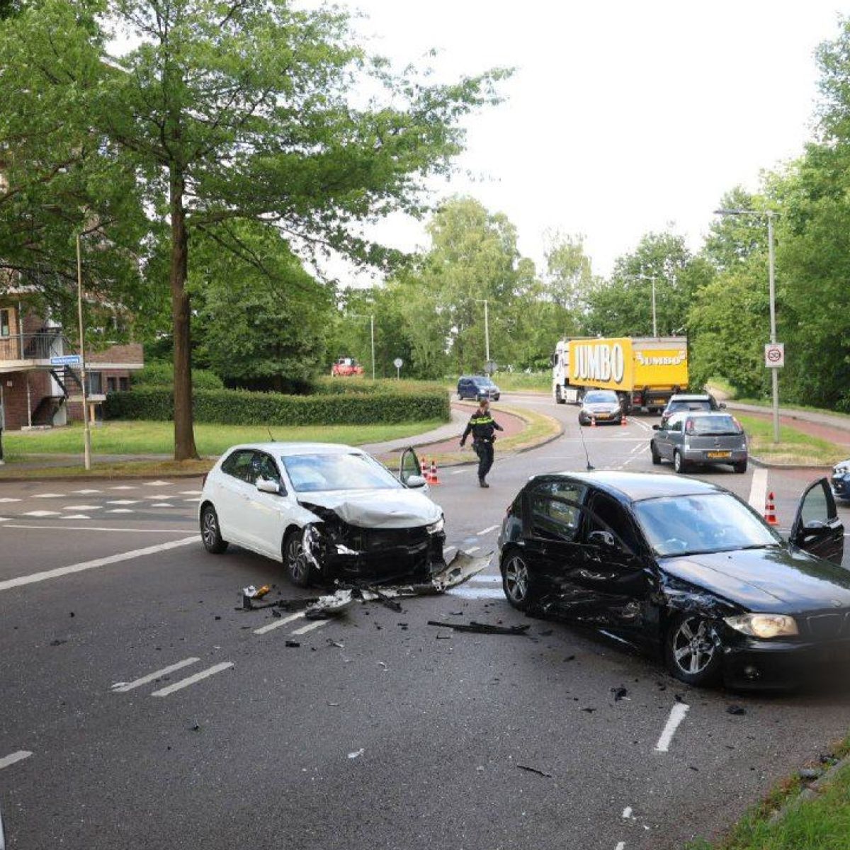 Botsing op beruchte kruising • ravage na botsing - Omroep Gelderland