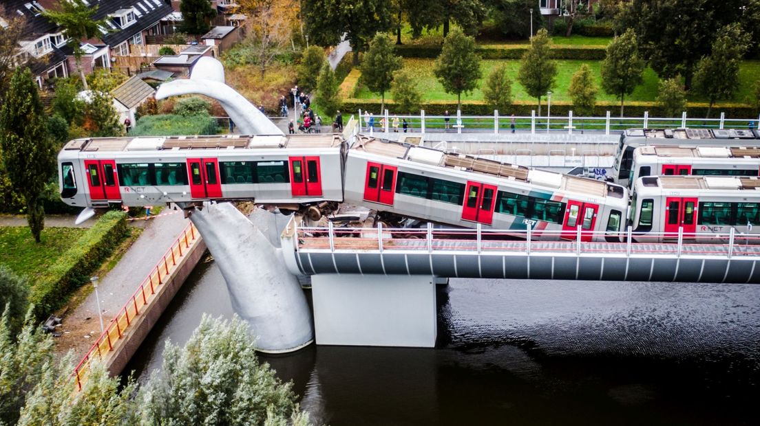Berging van op kunstwerk hangende metro in Spijkenisse - RTV Utrecht
