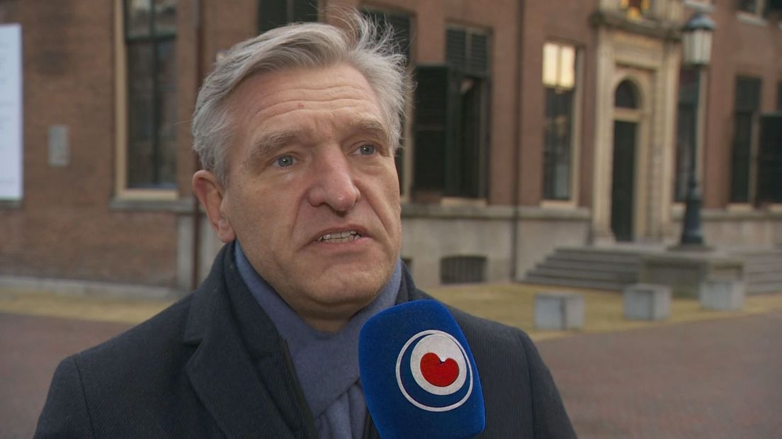 Burgemeester Sybrand Buma blijft bij besluit om geen uitsupporters toe ...