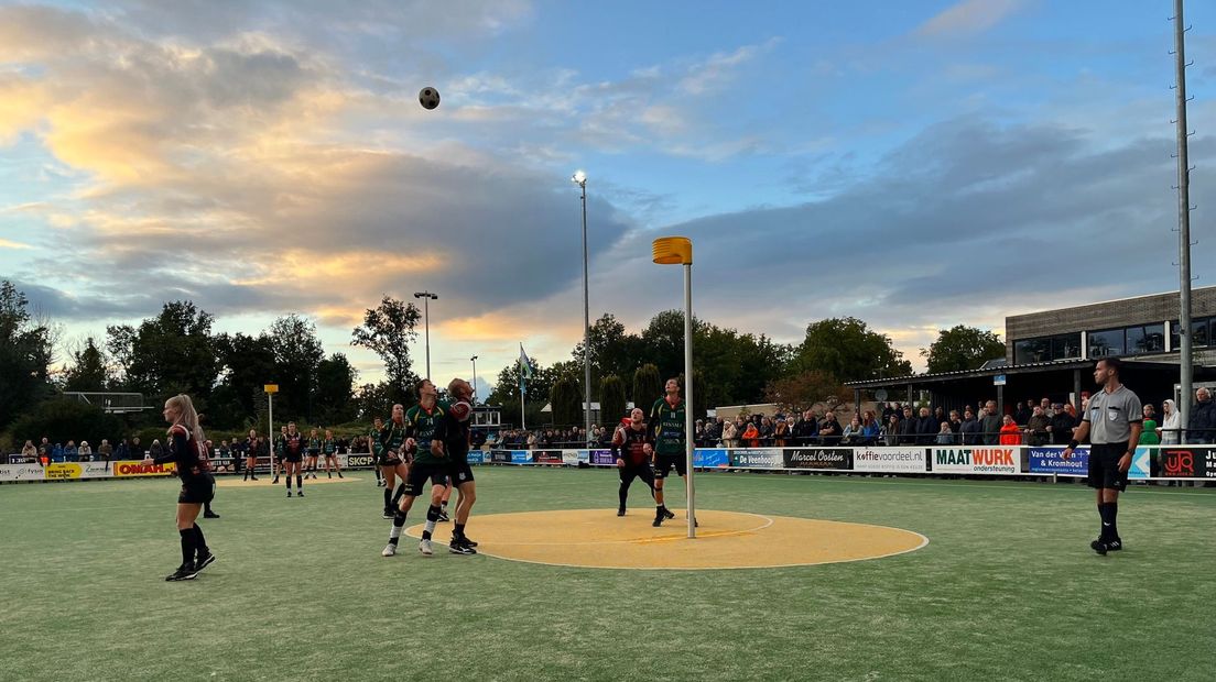 LDODK wint noordelijke derby | Cambuur loopt rood aan in Waalwijk ...