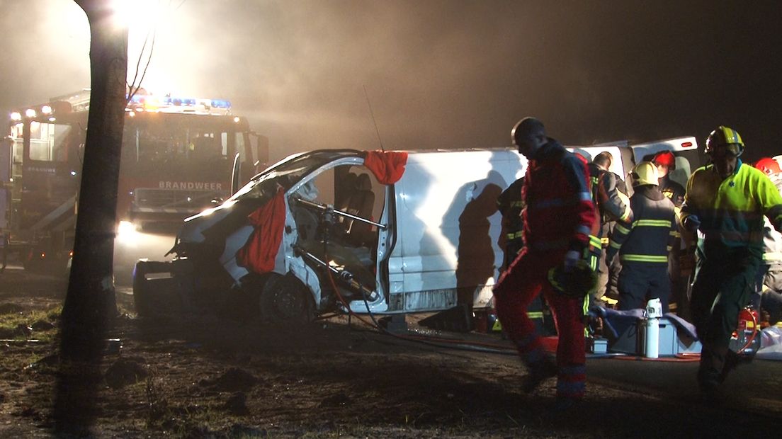 Man valt in slaap achter stuur en botst tegen boom - RTV Drenthe