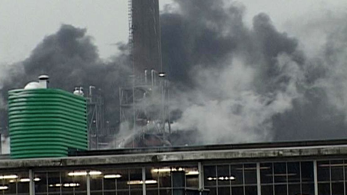 Grote brand bij Shell Pernis onder controle - Rijnmond
